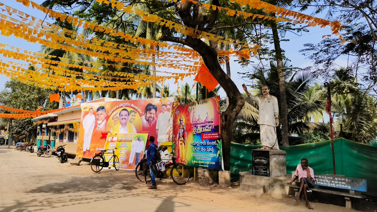 జెండాలు కట్టారని చెట్టు నరికేస్తారట..! | tdp flags on tree..ycp tries ...