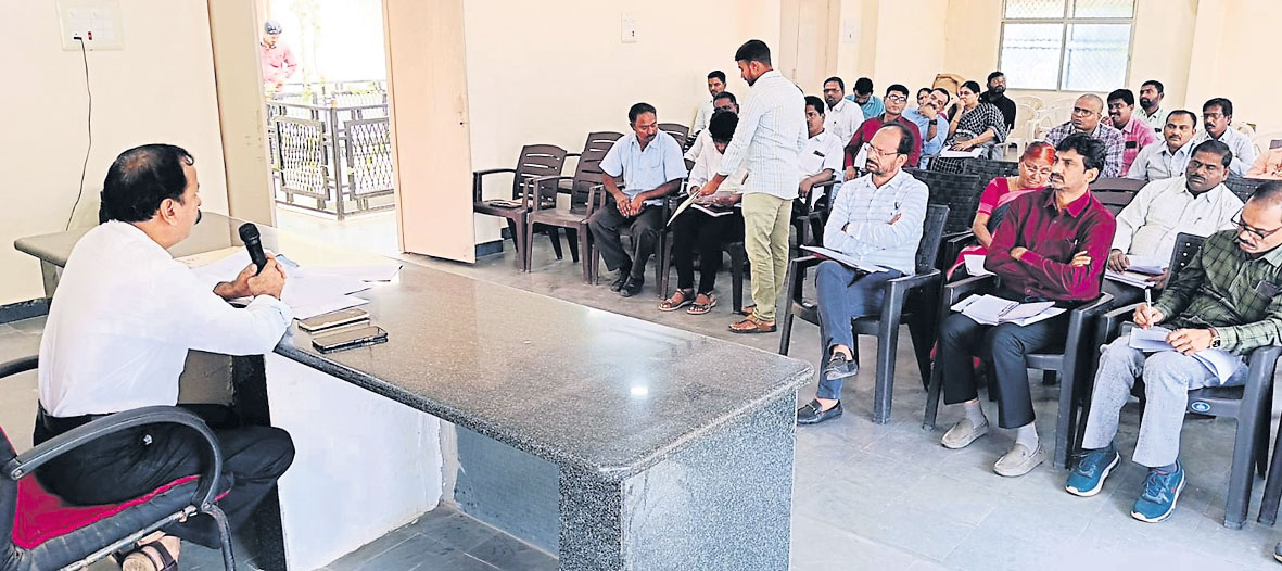 పోలింగ్‌ బూతల ఏర్పాట్లను వేగవంతం చేయాలి : ఆర్డీవో | Arrangements of ...