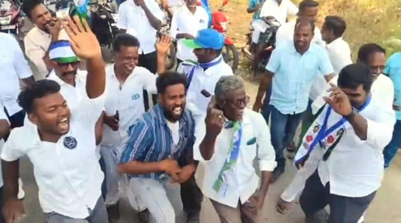 వైసీపీ ర్యాలీలో ఉపాధి ఉద్యోగి చిందులు | Employment worker spilled in ...