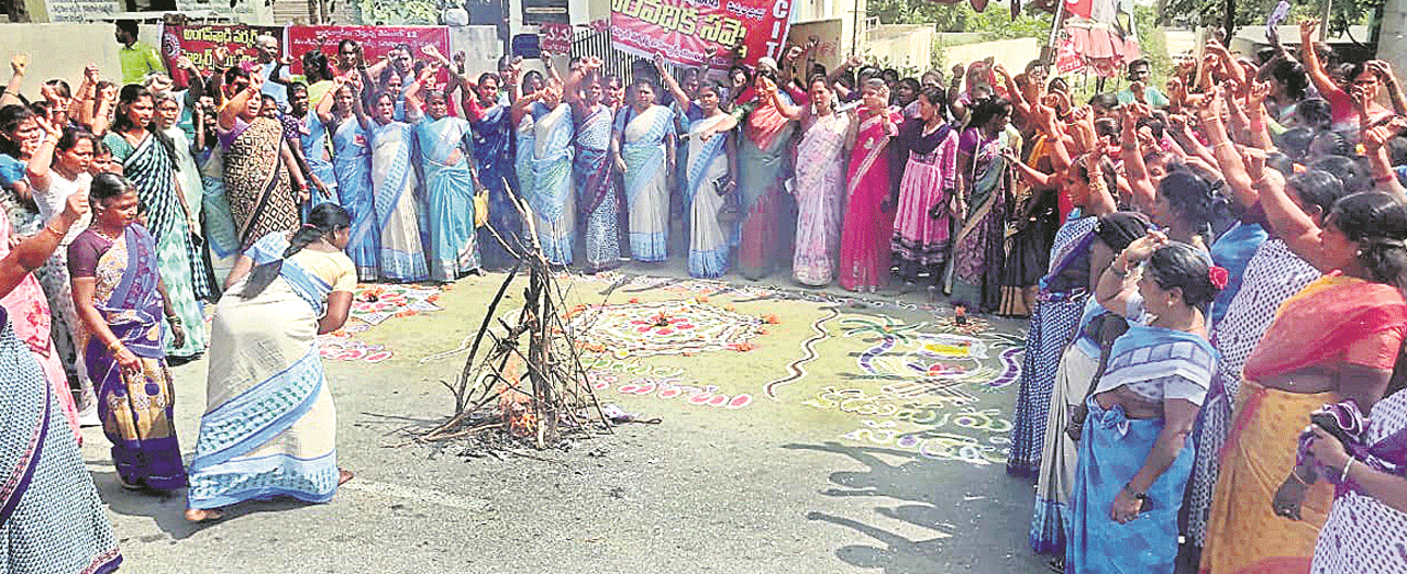 అంగన్వాడీల ‘కడుపు మంటల’ సంక్రాంతి | Anganwadis' 'stomach fire' Sankranti