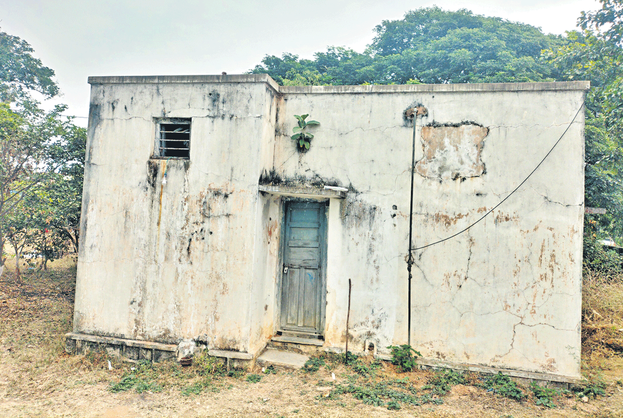 అత్యవసర సేవకులకు కనీస సౌకర్యాలు కరువు | Emergency services lack basic ...