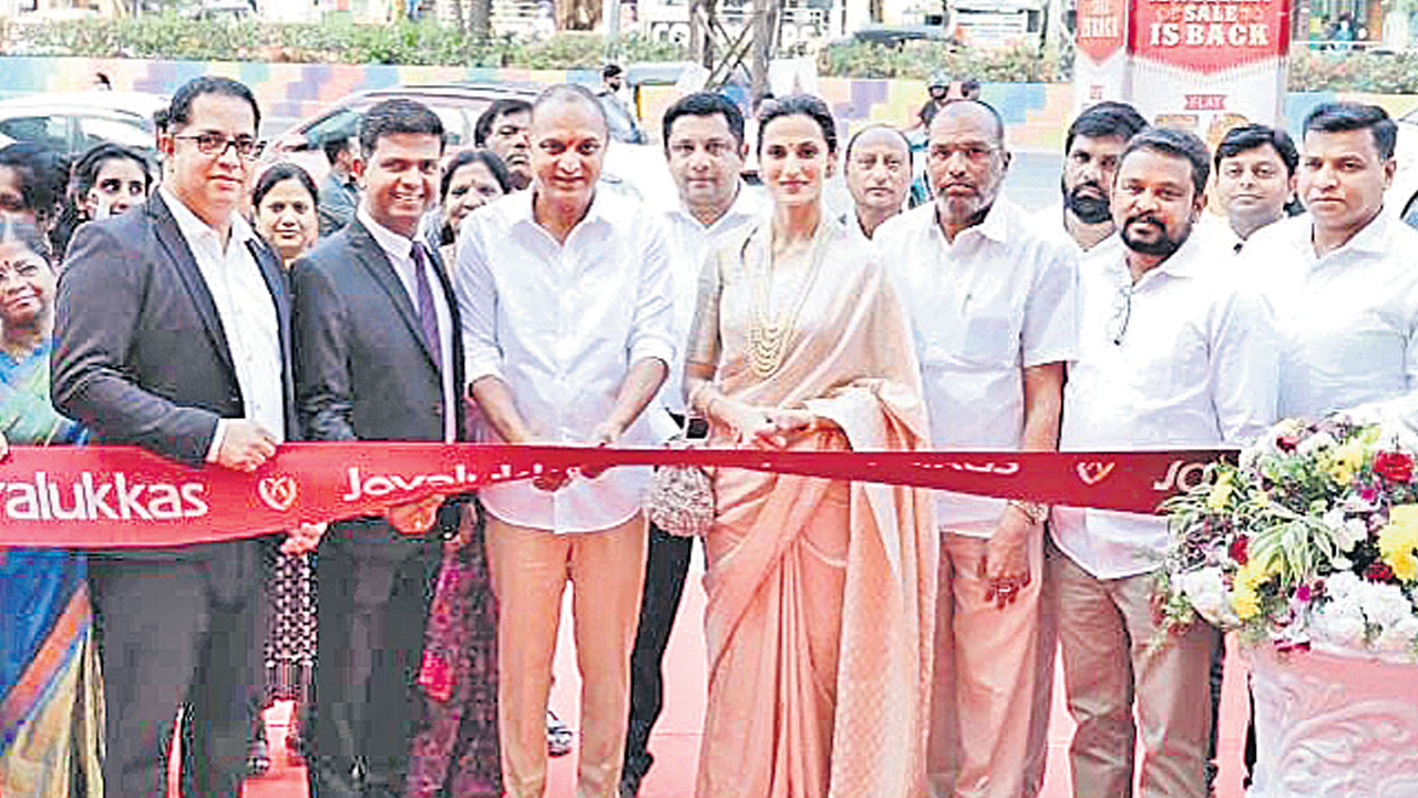 జోయాలుక్కాస్‌.. ఏఎస్‌ రావు నగర్‌లో కొత్తగా ఆధునీకరించిన షోరూమ్‌ను ...