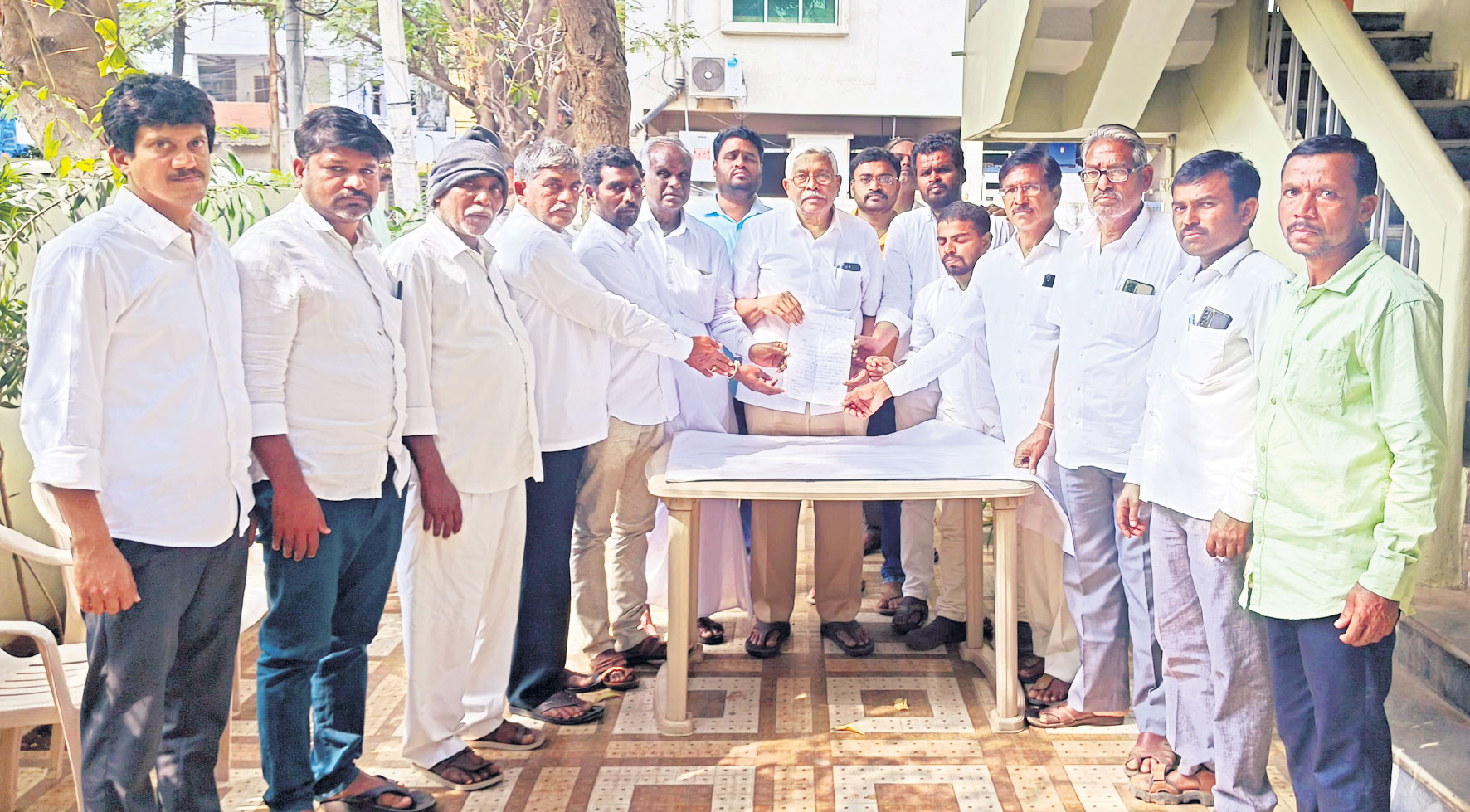 ఆర్‌ఆర్‌ఆర్‌ అలైన్‌మెంట్‌ను మార్చాలి | RRR alignment should be changed