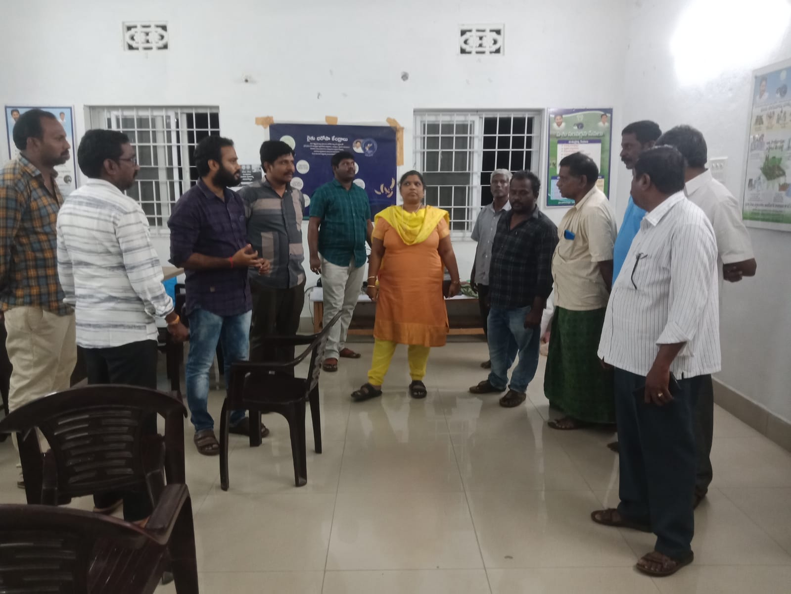 సారూ.. గోనెసంచులు ఇప్పించరూ.. | gonee sanchulu eppincharu