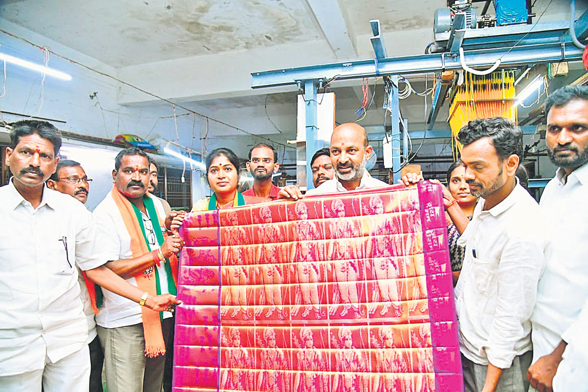 అయోధ్యకు సిరిసిల్ల బంగారు చీర! | Sirisilla gold saree for Ayodhya