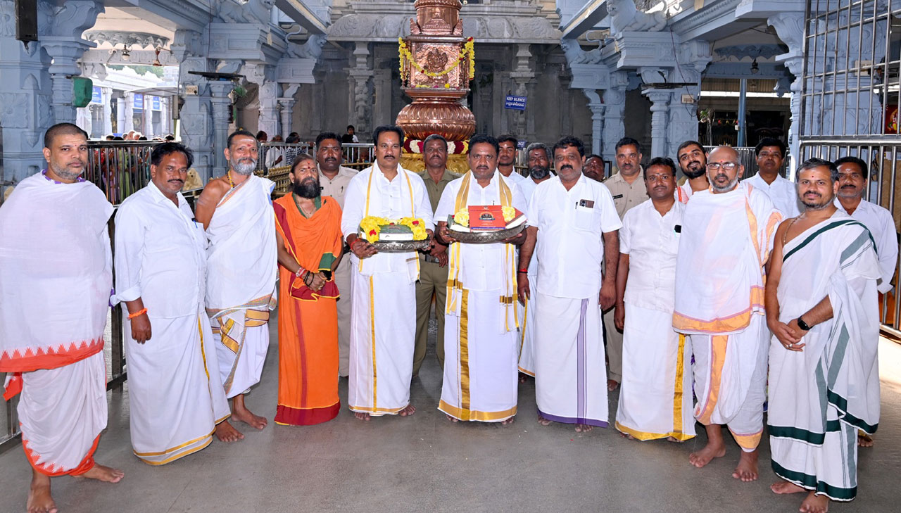 వరసిద్ధుడి చరిత్ర గ్రంథం తొలి ముద్రణకు పూజలు | Tributes to the first ...