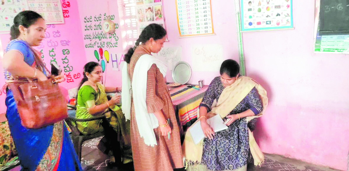 అంగన్‌వాడీ కేంద్రాలు తెరిచి అప్పగింతలు | aganwaddi open