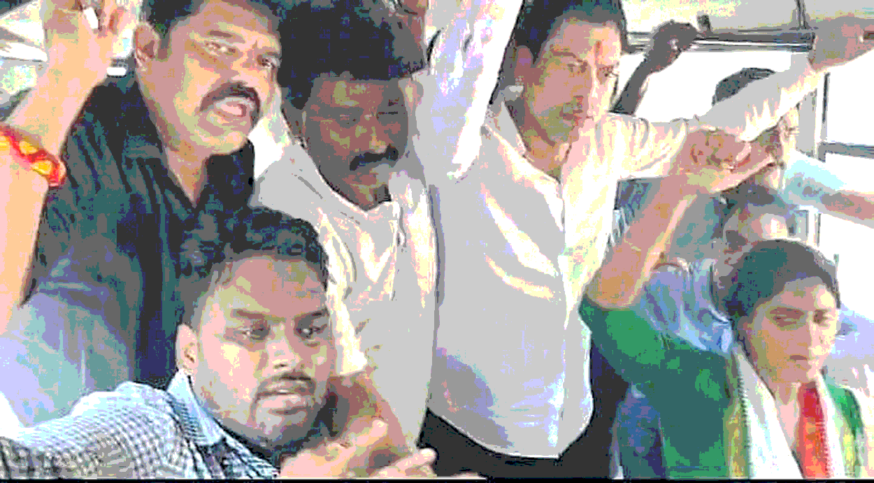 చలో అసెంబ్లీకి వెళ్లిన కాంగ్రెస్‌ నేతల అరెస్టులు | Arrests of Congress ...
