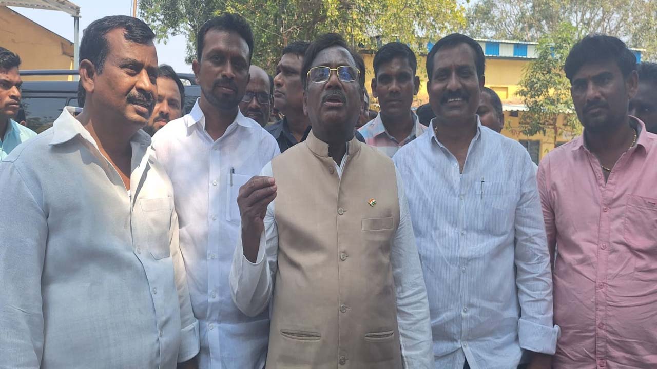 ముఖ్యమంత్రిని సవాల్‌ చేసే స్థాయి కేటీఆర్‌కు లేదు | KTR does not have ...