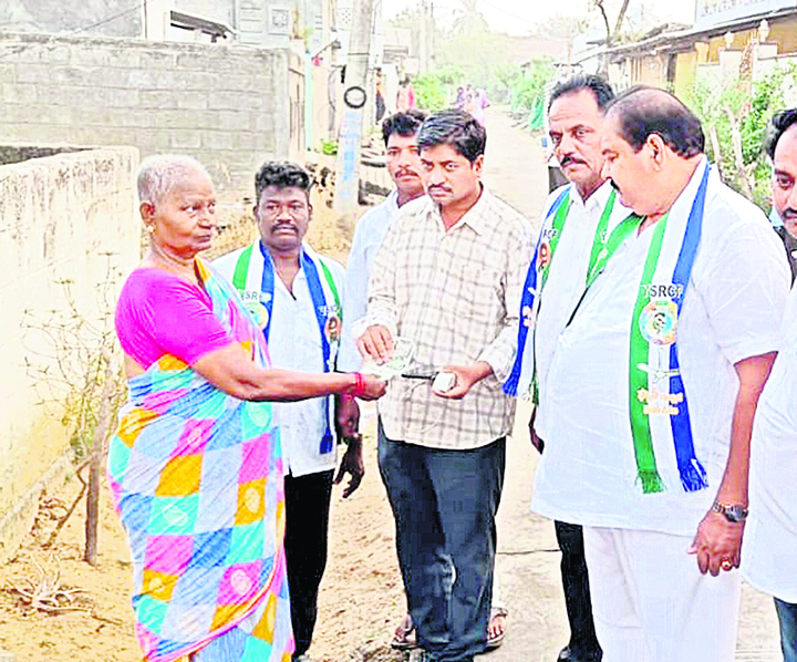 మద్దతు ఇవ్వకుంటే పింఛన్లు పోతాయని హెచ్చరికలు! | Maddatu ivvakuṇṭē ...