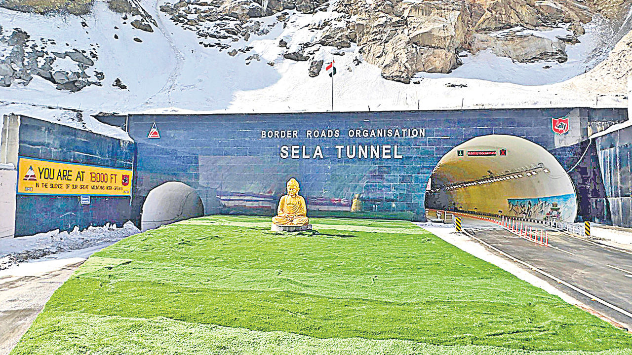 13వేల అడుగుల ఎత్తులో.. 2 వరుసల్లో! | At a height of 13 thousand feet ...