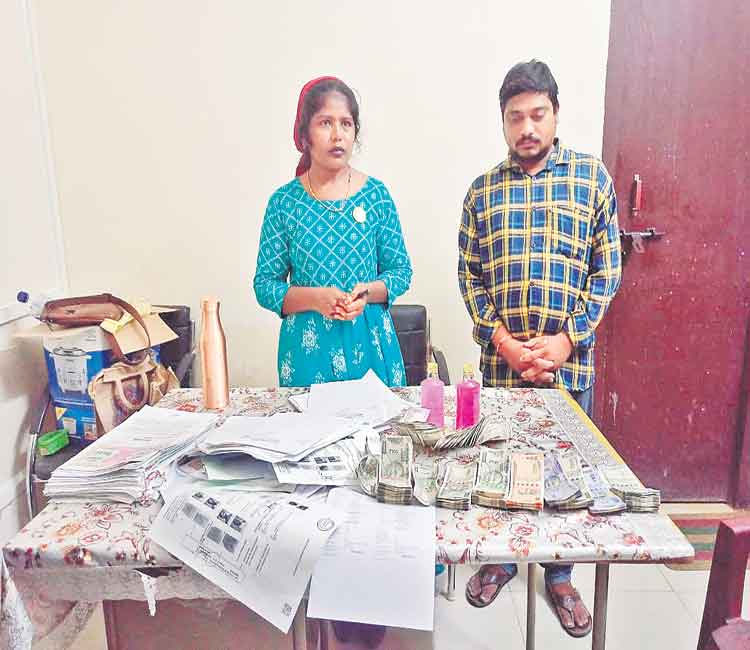 ఏసీబీకి చిక్కిన మానుకోట సబ్‌ రిజిస్ట్రార్‌ | Manukota sub-registrar ...