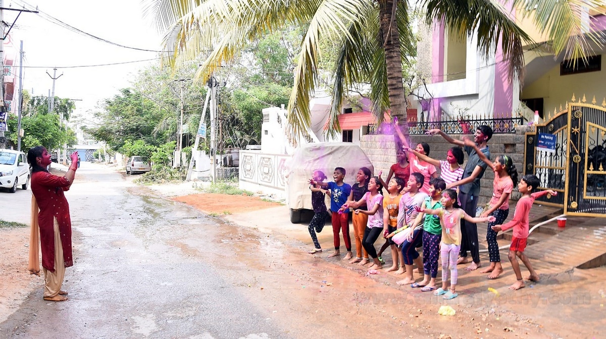 Holi at Vanaparthi district : వనపర్తి జిల్లా కేంద్రంలో హోలీ | Holi at ...