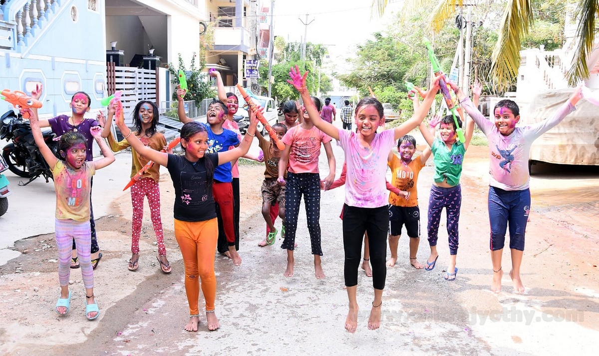 Holi at Vanaparthi district : వనపర్తి జిల్లా కేంద్రంలో హోలీ | Holi at ...