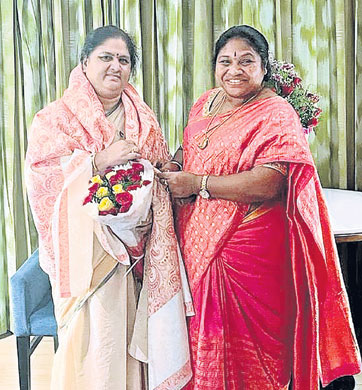 కొత్తపల్లి గీతను కలిసిన గిడ్డి ఈశ్వరి | Giddi Ishwari meets Kothapalli ...