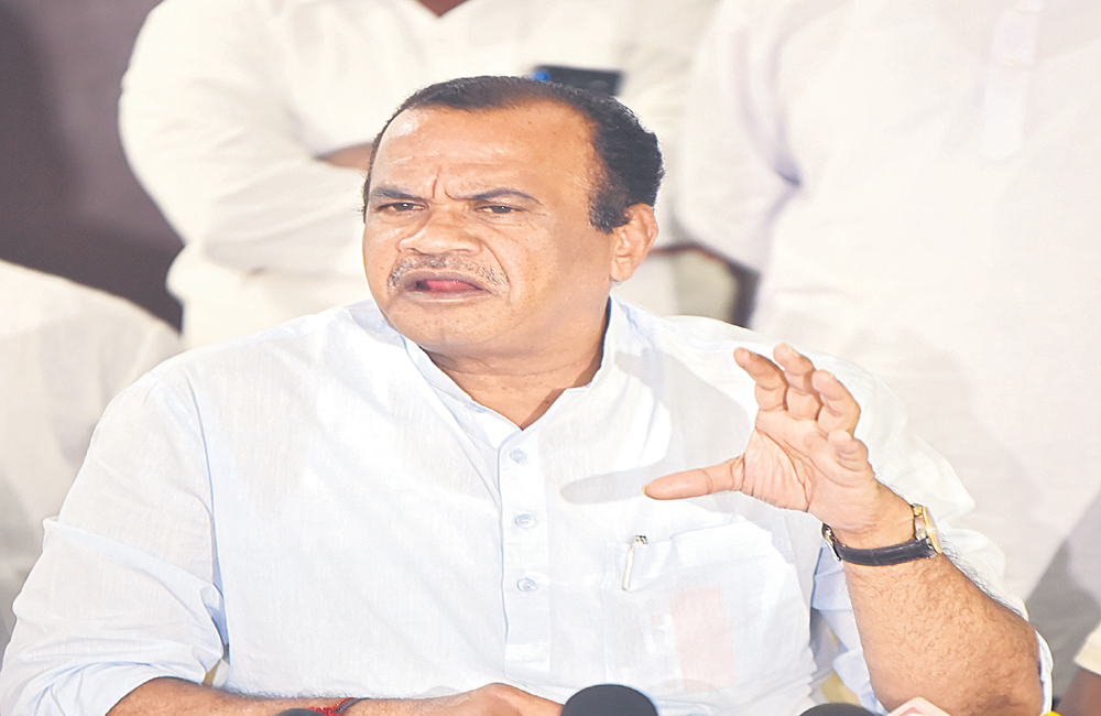 కేసీఆర్‌ పాపాల వల్లే కరువు! | Drought is due to KCR's sins