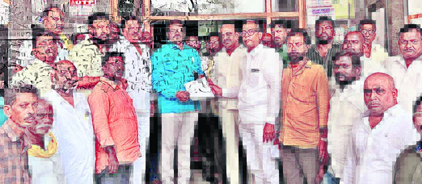 ఇళ్ల వద్దే పింఛన్లు అందజేయాలి | ella vadhee pinchanlu andhajayali