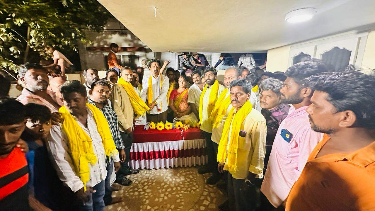 టీడీపీలోకి నెప్పల్లి సర్పంచ్‌, ముగ్గురు వార్డు సభ్యులు | Sarpanch and ...