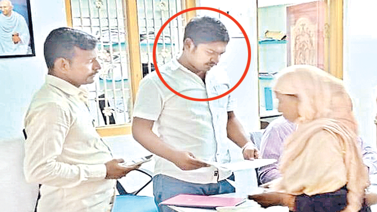 పింఛన్‌ పంపిణీలో వైసీపీ నాయకుడు | YCP leader in pension distribution