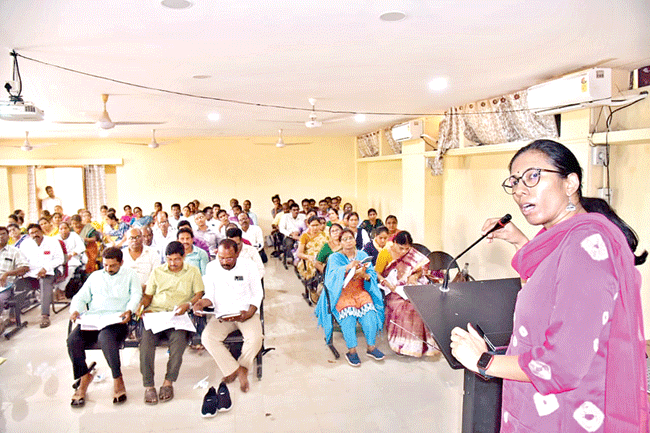 ఉదయం 5.30 గంటలకే మాక్‌పోల్‌ | Macpole at 5.30 am