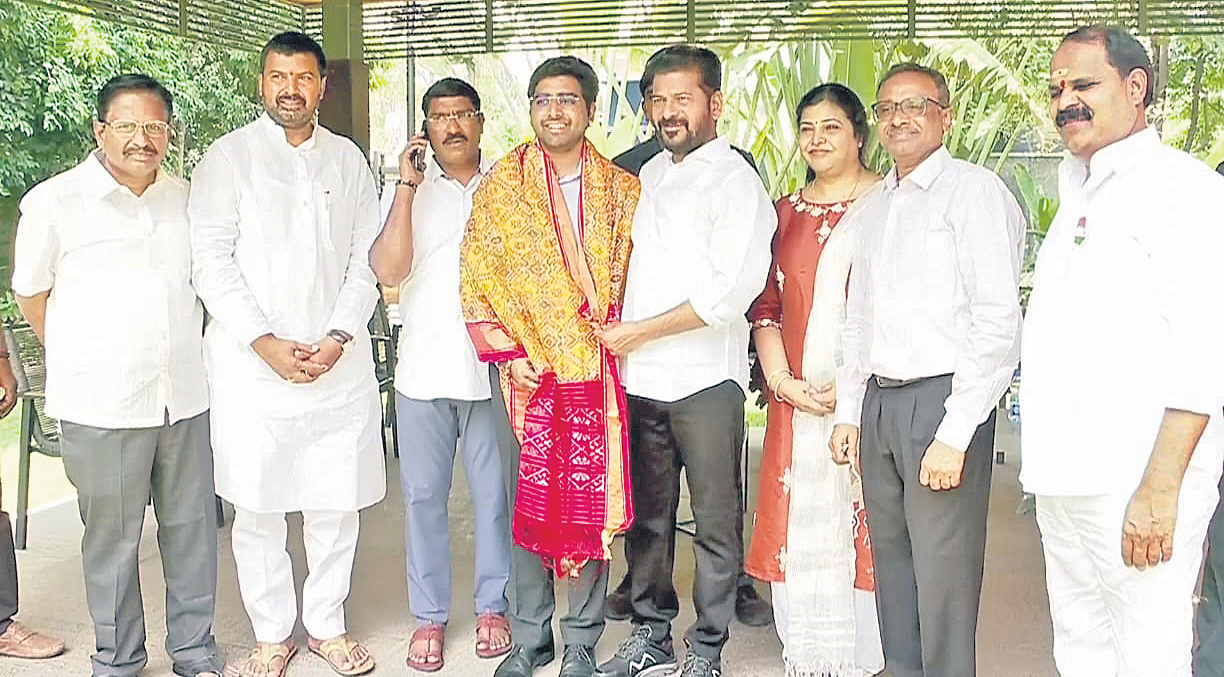 సివిల్స్‌ ర్యాంకర్‌ అక్షయ్‌ను అభినందించిన సీఎం | CM congratulated ...