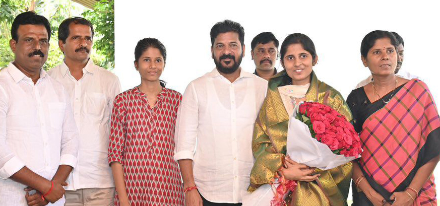 సివిల్స్‌ మూడో ర్యాంకర్‌ అనన్యరెడ్డిని అభినందించిన సీఎం రేవంత్ ...