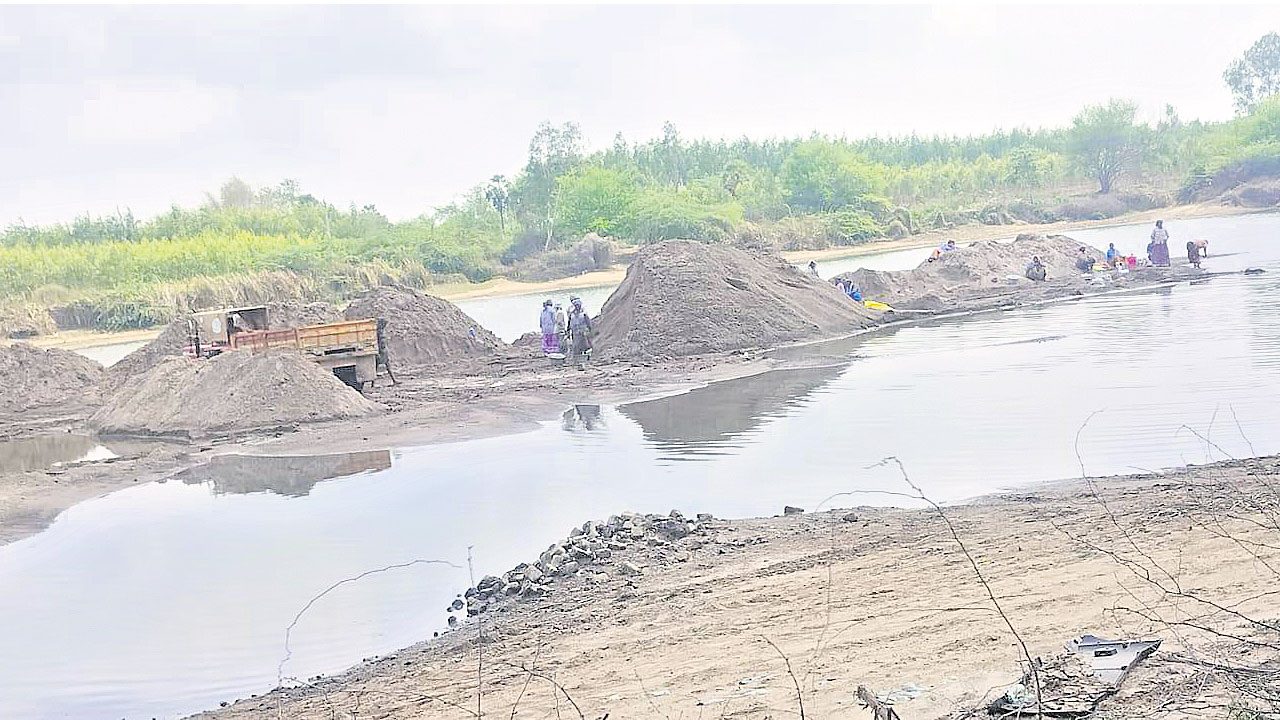 కరవదిలో వైసీపీ నేతల బరితెగింపు | Stripping of YCP leaders in Karavadi