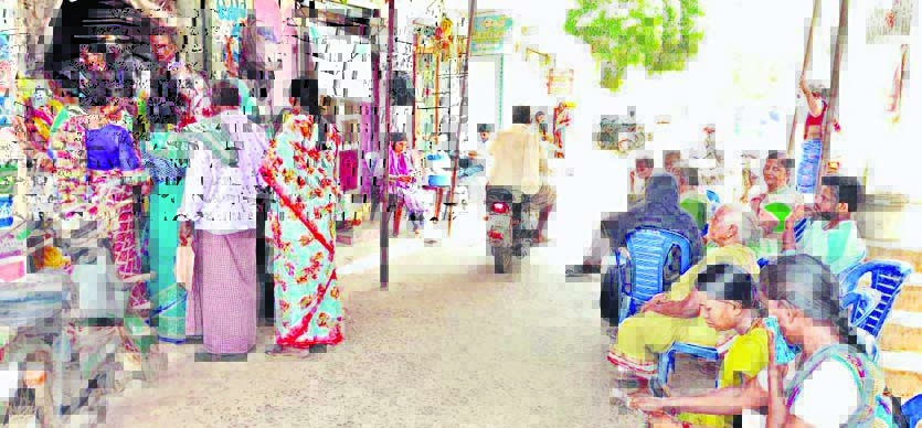 పింఛను కోసం బ్యాంకుల వద్ద పడిగాపులు | pinchin kosam bankula vadha ...