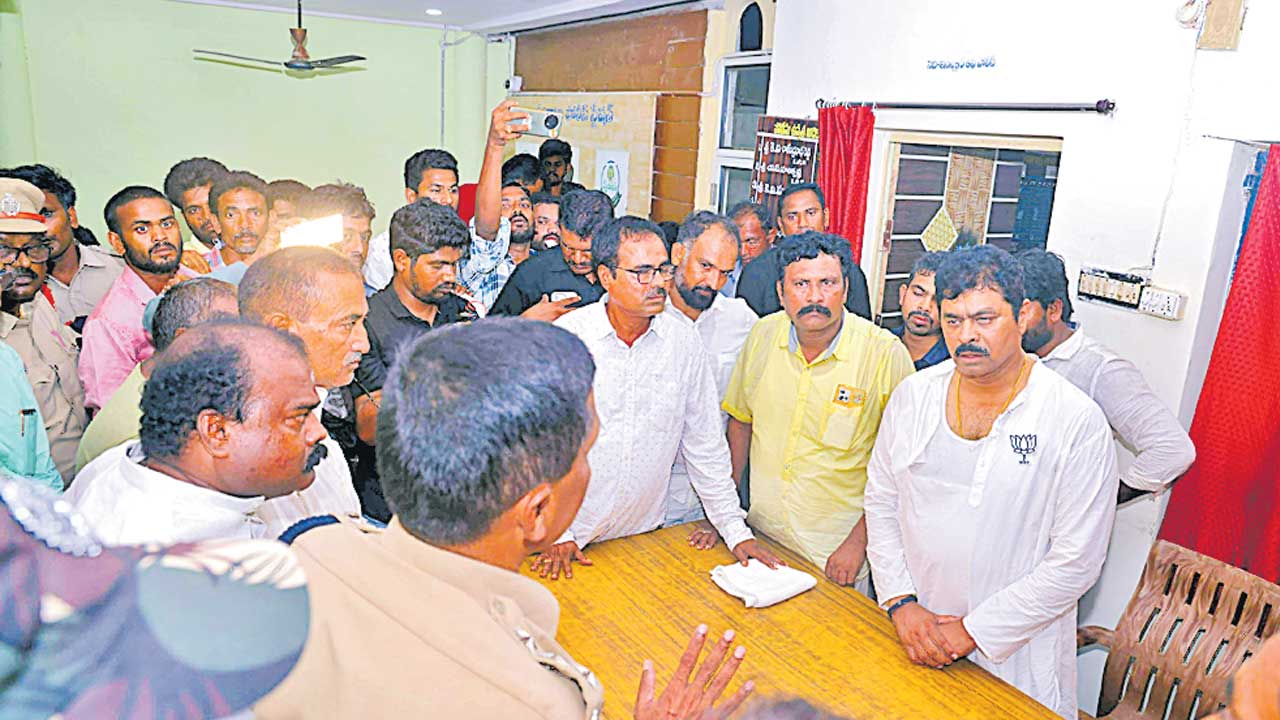 సీఎం రమేశ్‌పై దాడి | Attack on CM Ramesh