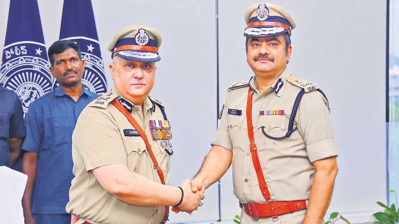 పోలీస్‌ బాస్‌గా హరీశ్‌ గుప్తా | Harish Gupta as the police boss