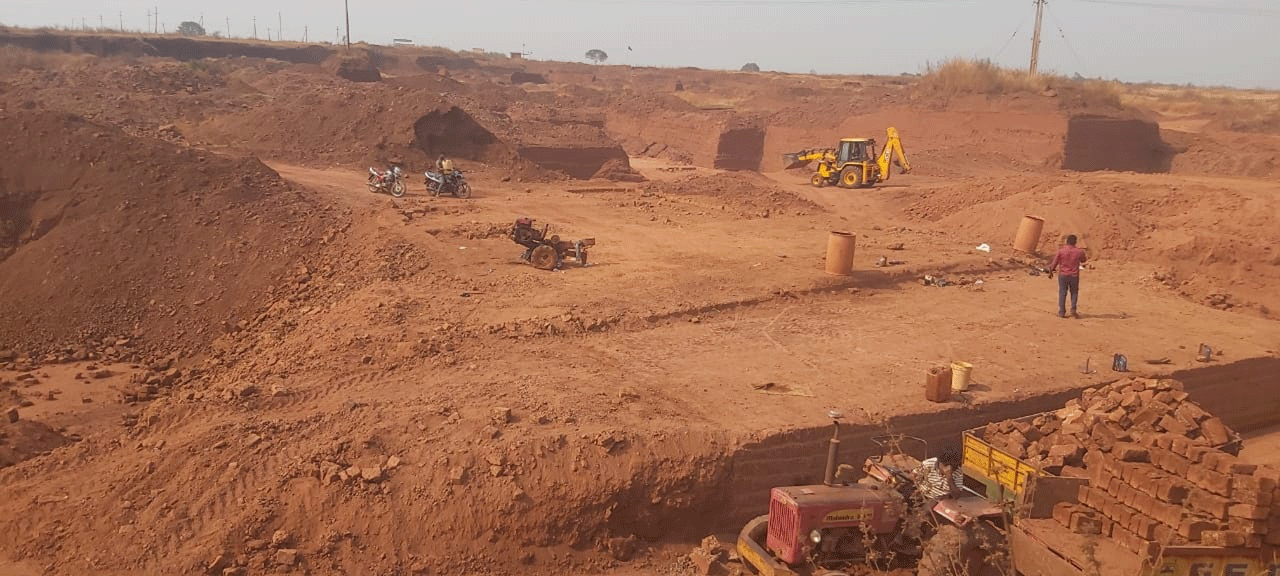 తవ్వేయ్‌.. అమ్మేయ్‌..! | Excavation of clay and redstone