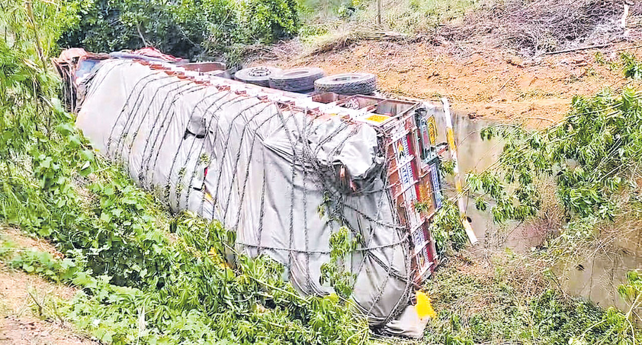 ఓఆర్‌ఆర్‌పై లారీ బోల్తా | Lorry overturned on ORR