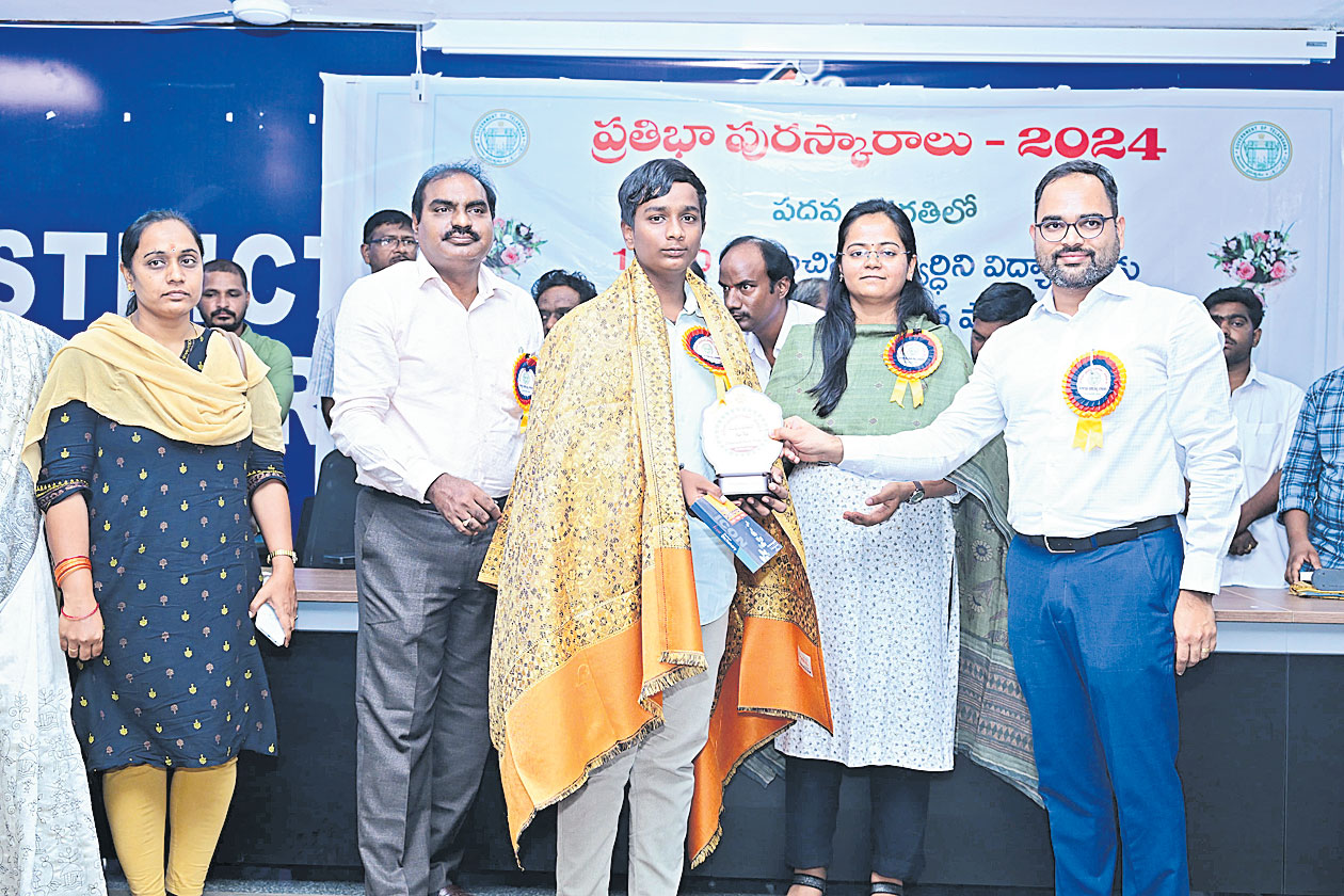 విద్యార్థులకు పదో తరగతి కీలకం | Collector Shashanka honoring a student ...