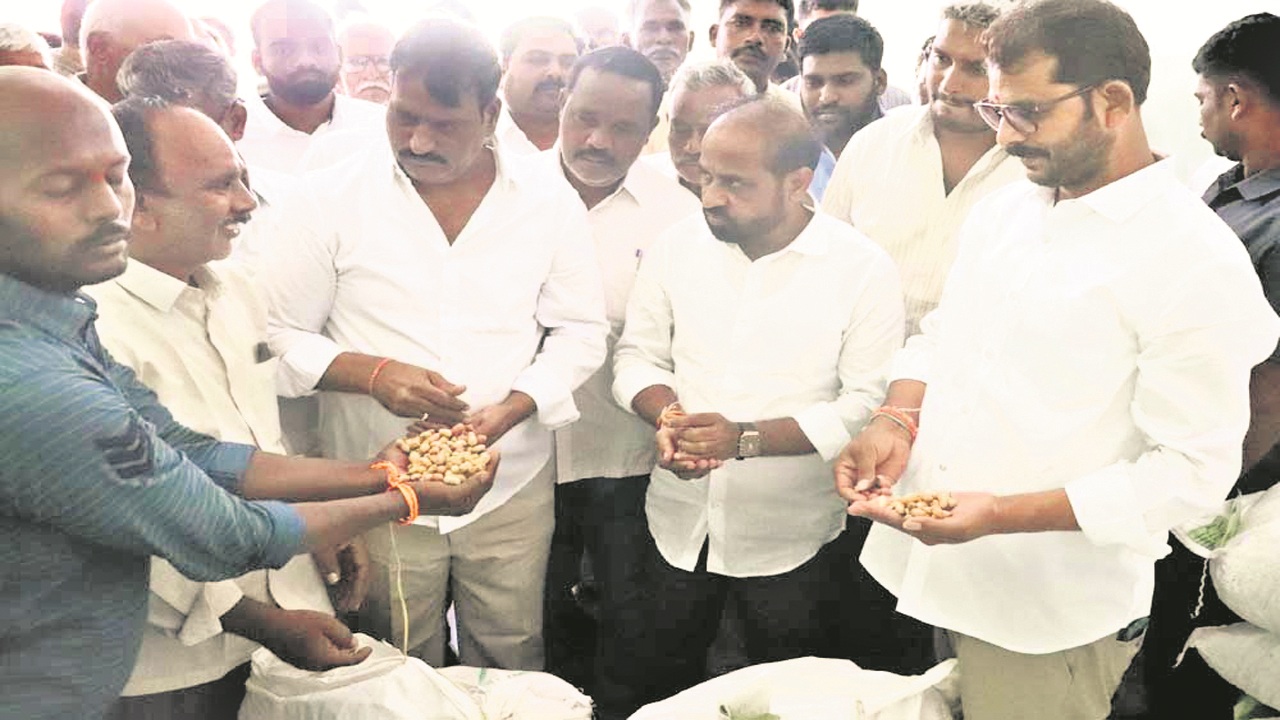 ratnakumar: నాసిరకం విత్తనాలతో రైతులు నష్టపోతున్నారు | Farmers are ...
