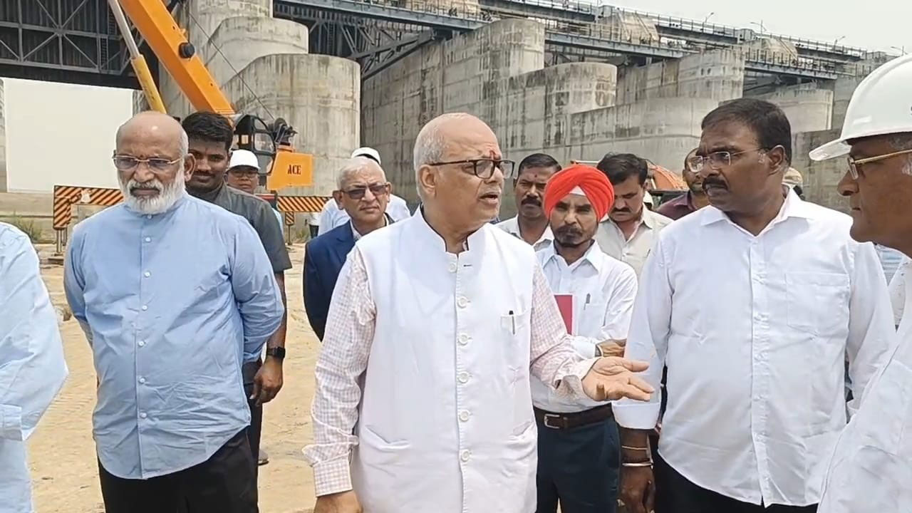 సుందిళ్ల బ్యారేజీని సందర్శించిన జస్టిస్‌ చంద్రఘోష్‌ | Justice ...