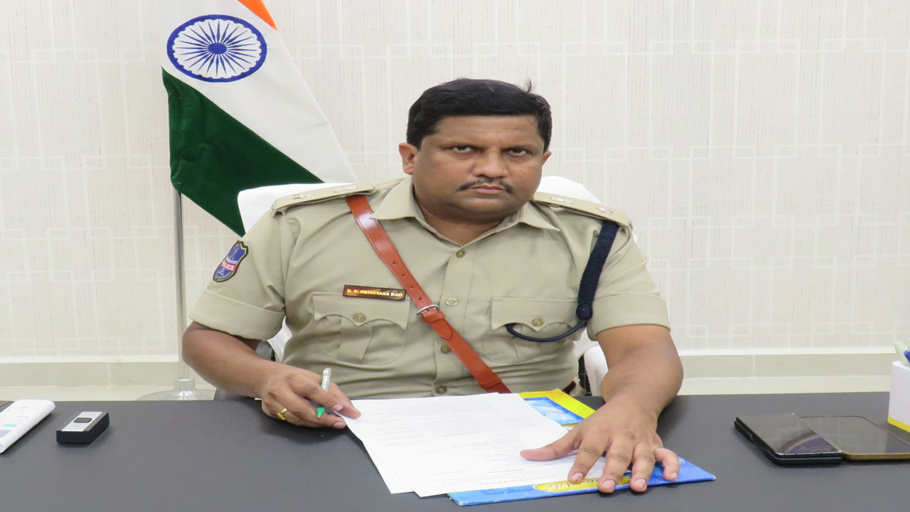 Kumaram Bheem Asifabad: బాధ్యతలు స్వీకరించిన ఎస్పీ డీవీ శ్రీనివాసరావు ...