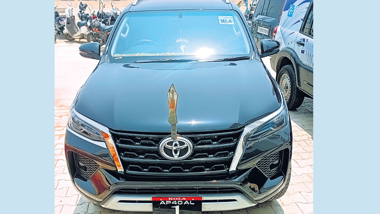 కారుపై ఎమ్మెల్యే స్టిక్కర్‌తో వైసీపీ జిల్లా అధ్యక్షుడి హల్‌చల్ ...