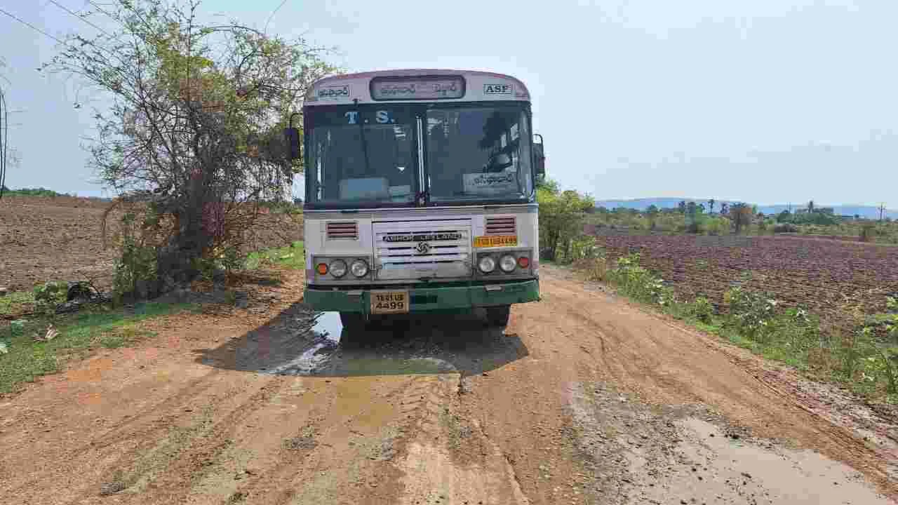 Kumaram Bheem Asifabad: ఈ రోడ్డు బాగుపడేదెప్పుడో? | Kumaram Bheem Asifabad: When will this road ...