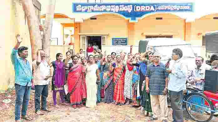 డీఆర్‌డీఏ కార్యాలయం ఎదుట డ్వాక్రా మహిళల ధర్నా | Dharna of Dwakra women ...