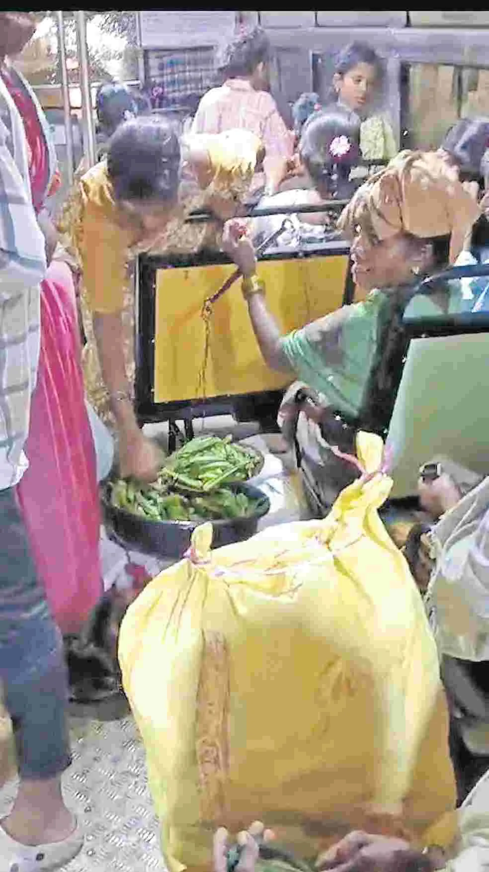 ఫ్రీ బస్సులో కూరగాయల గిరాకీ | Demand for vegetables in the free bus
