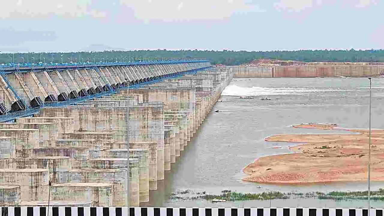 Hyderabad : మాక్కూడా ఫైళ్లు ఇస్తలేరు | Hyderababd : Irrigation ...