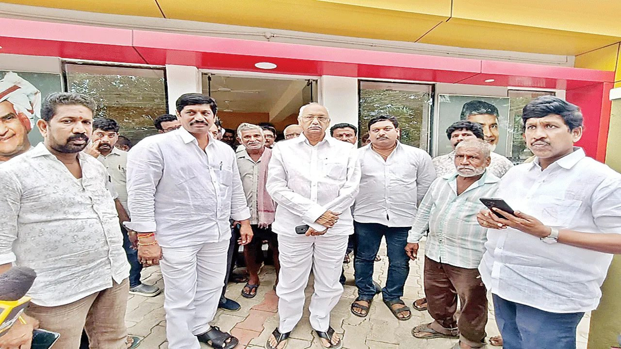 15న అన్నక్యాంటీన్లు ప్రారంభం : ఎమ్మెల్యే అంజిబాబు | mla anji babu visiting anna canteen