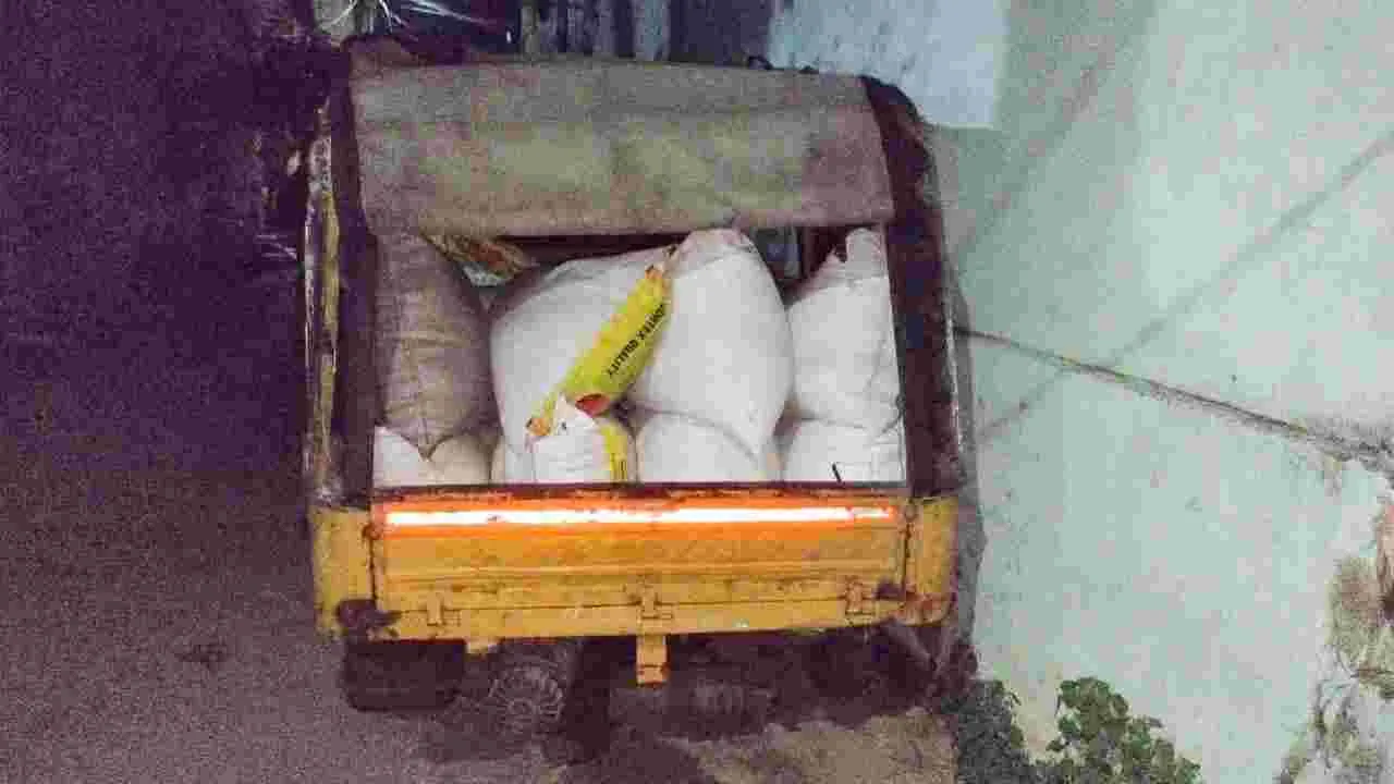 Ration rice తమిళనాడుకు తరలుతున్న రేషన్‌ బియ్యం | Ration rice moving to ...