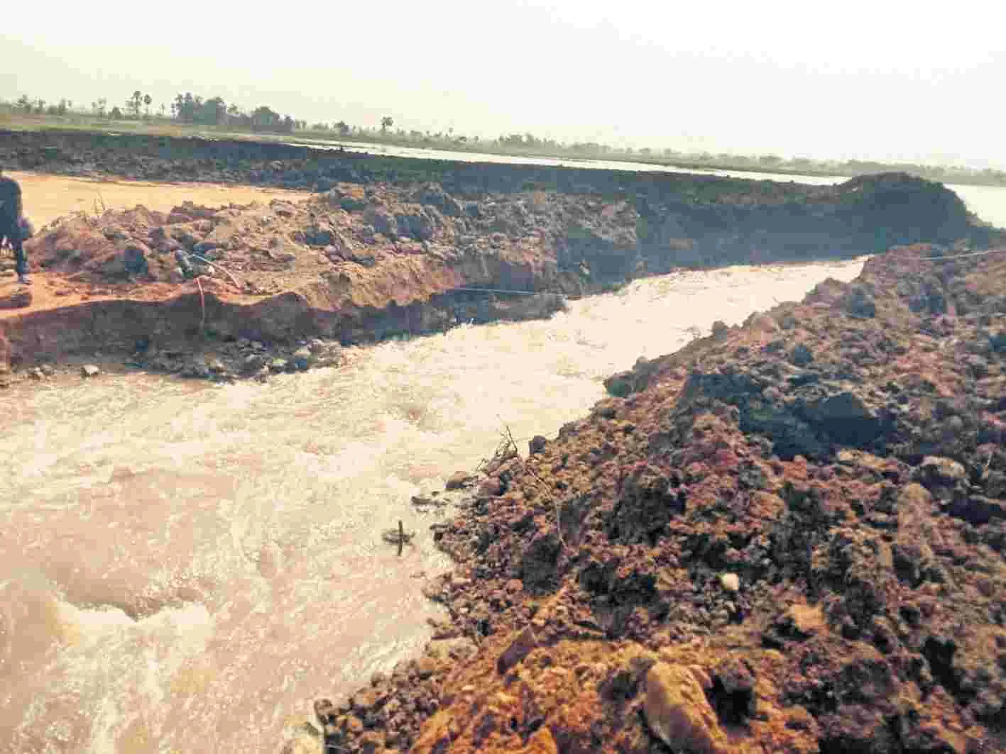 ఎంబీ.కెనాల్‌ ఎస్కేప్‌ నుంచి బూరుగడ్డ చెరువుకు భారీగా వరద | Heavy flood ...