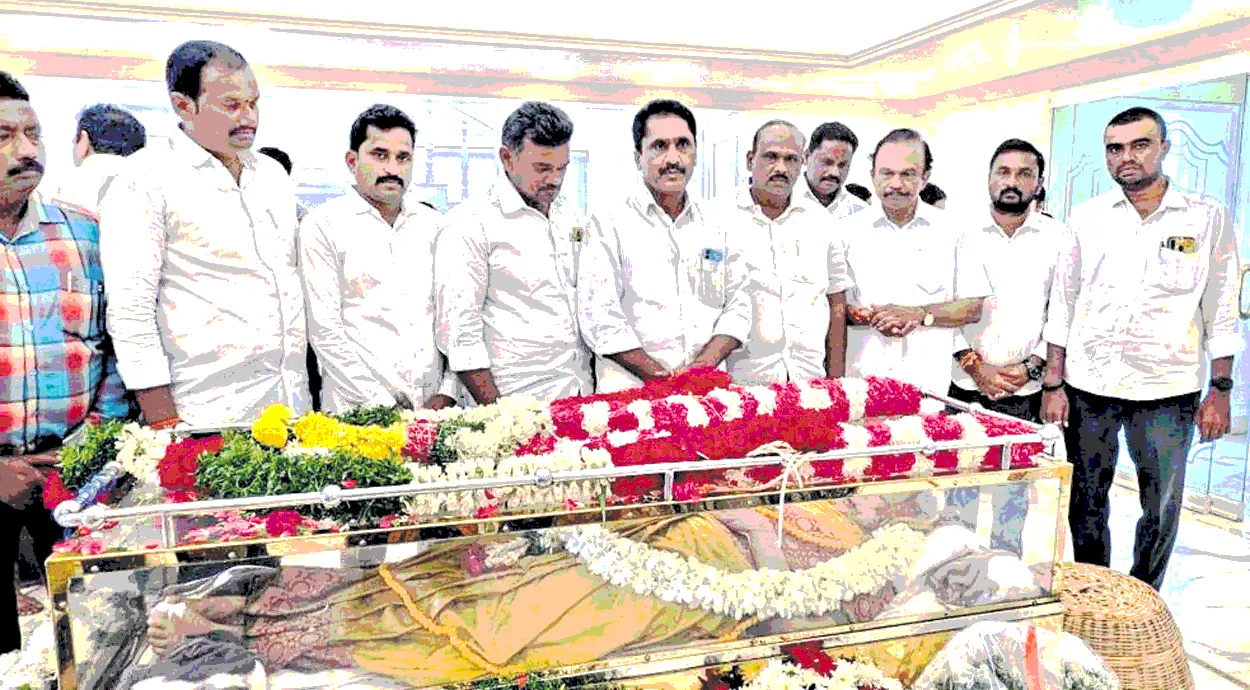 పార్వతమ్మ మృతికి పలువురి సంతాపం | Many mourn the death of Parvathamma