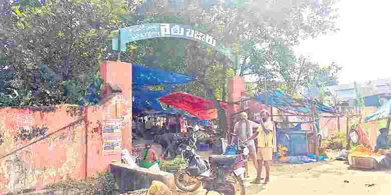 రైతులు రాని నర్సీపట్నం రైతు బజార్‌ | Narsipatnam Rythu Bazar where ...
