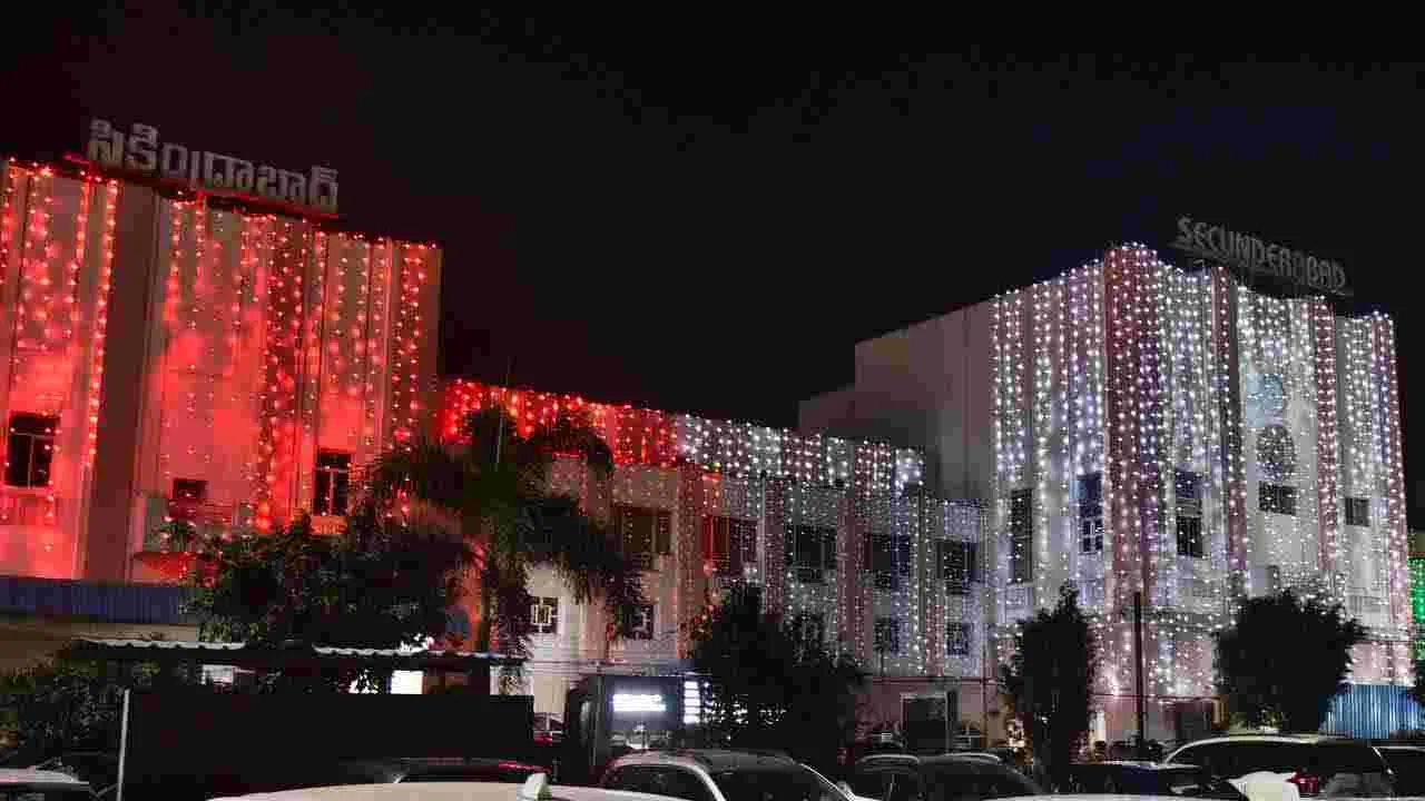 గణతంత్ర వేడుకల వేళ.. ఈ ప్రాంతాలను ఎలా అలంకరించారో చూడండి.. | Railway ...