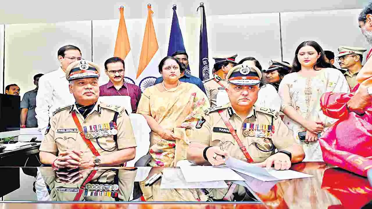 AP Police : సైబర్‌ నేరగాళ్ల భరతం పడతాం | AP Police to Tackle Cyber ...