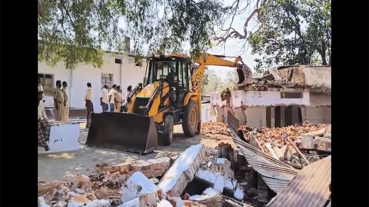 అనుమతులు లేవంటూ నిర్మాణాలు కూల్చివేత | Demolition of structures due to ...