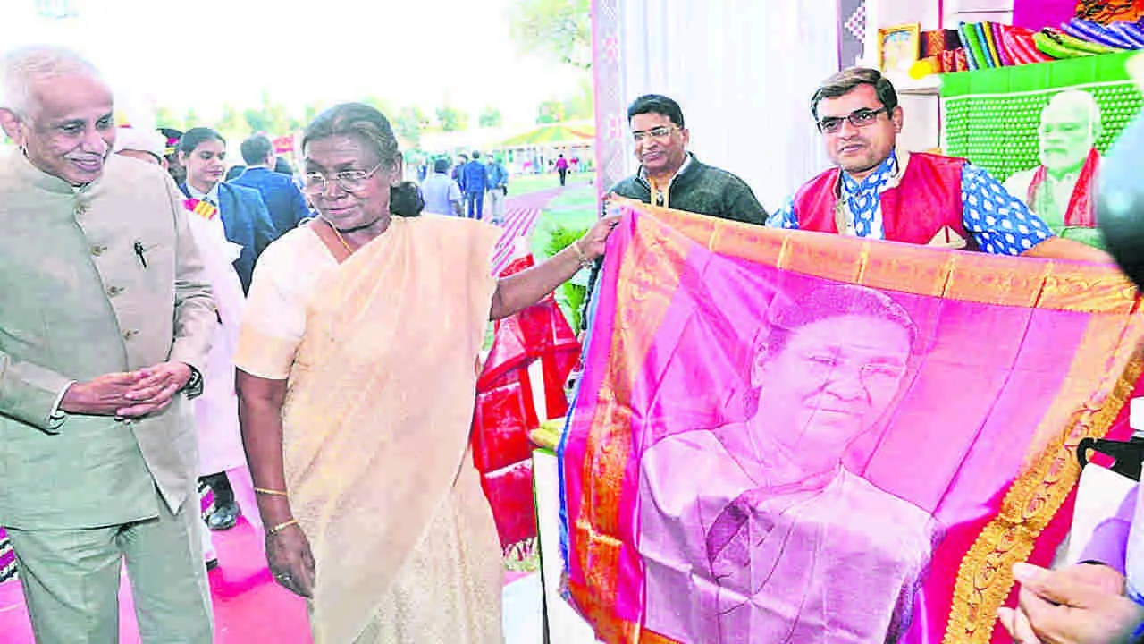 President రాష్ట్రపతికి ధర్మవరం డిజైనర్‌ కానుక | Designer Nagaraju given ...